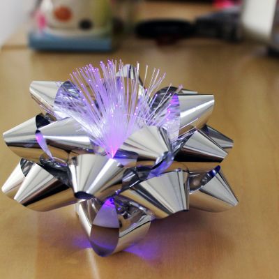 Schöne Geschenkschleife mit LED Farbwechsel in 5 Farben