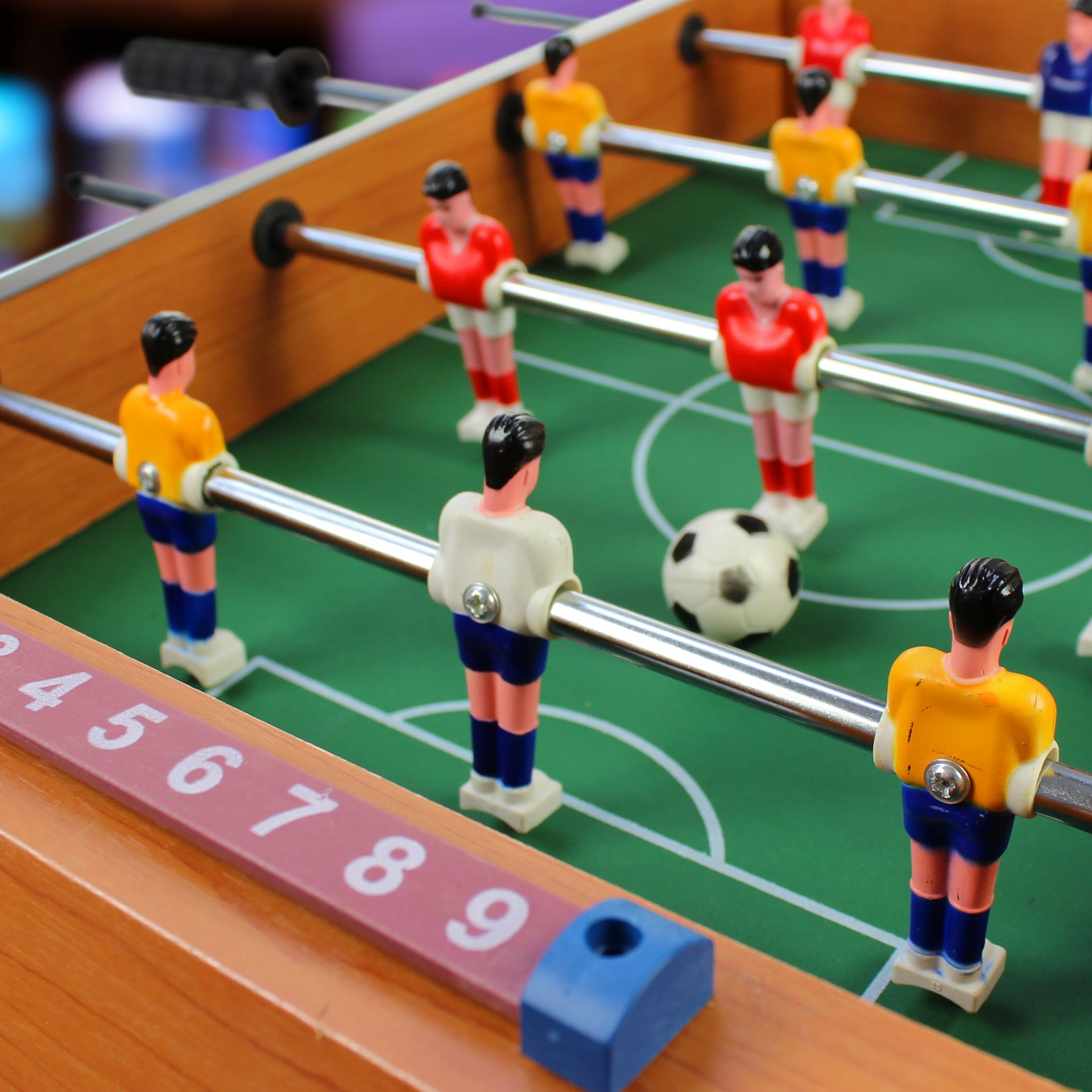 Tisch Kicker aus Holz - Spielspaß für Fußballfans