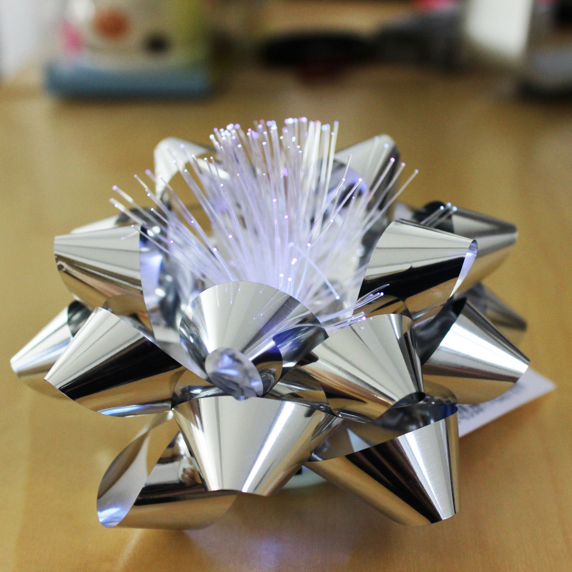 Schöne Geschenkschleife mit LED Farbwechsel in 5 Farben