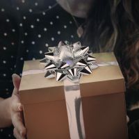 Schöne Geschenkschleife mit LED Farbwechsel in 5 Farben