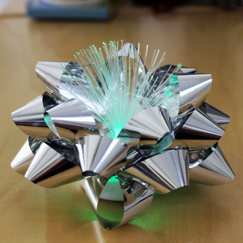 Schöne Geschenkschleife mit LED Farbwechsel in 5 Farben